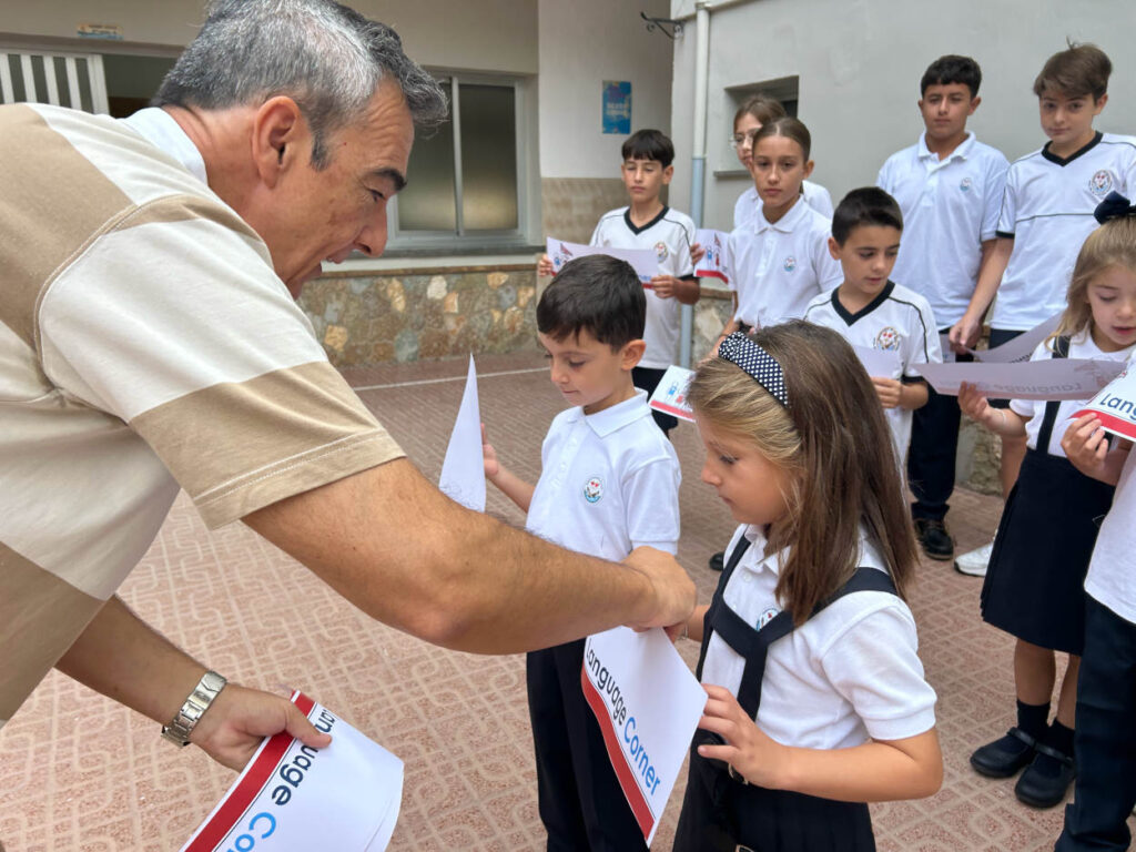 LANGUAGE CORNER: DECORAMOS NUESTRAS CLASES CON EL PROYECTO TRUST ...